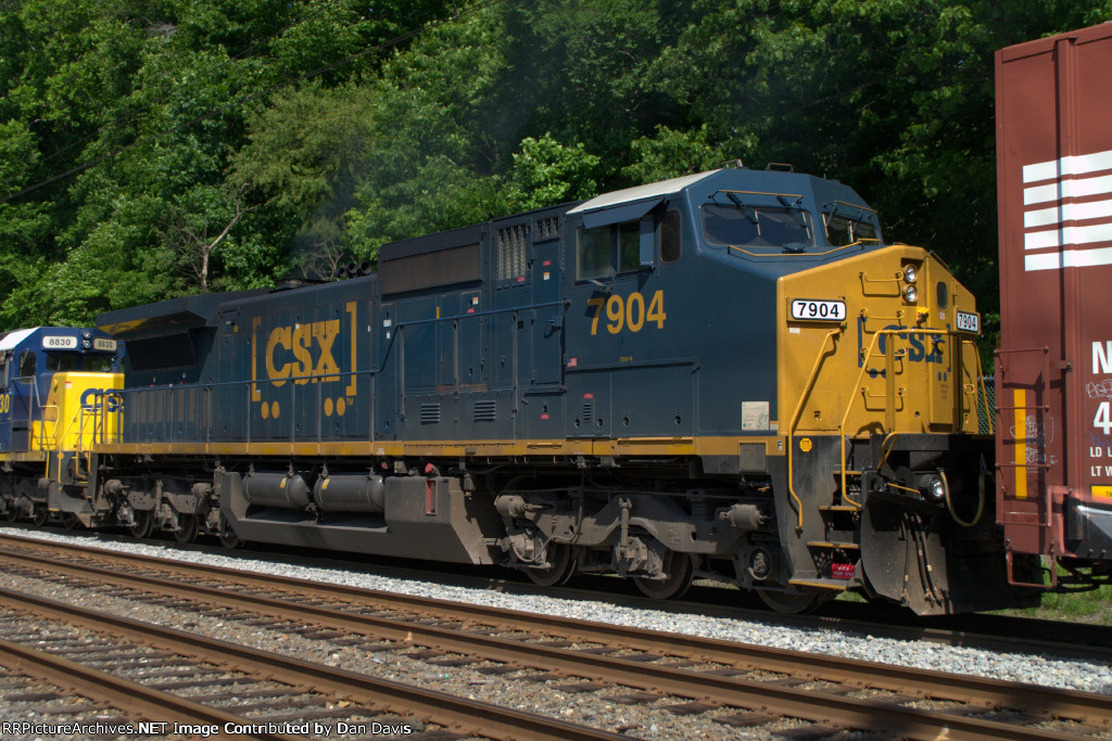 CSX C40-8W 7904 in YN3b paint trails on Q418-25